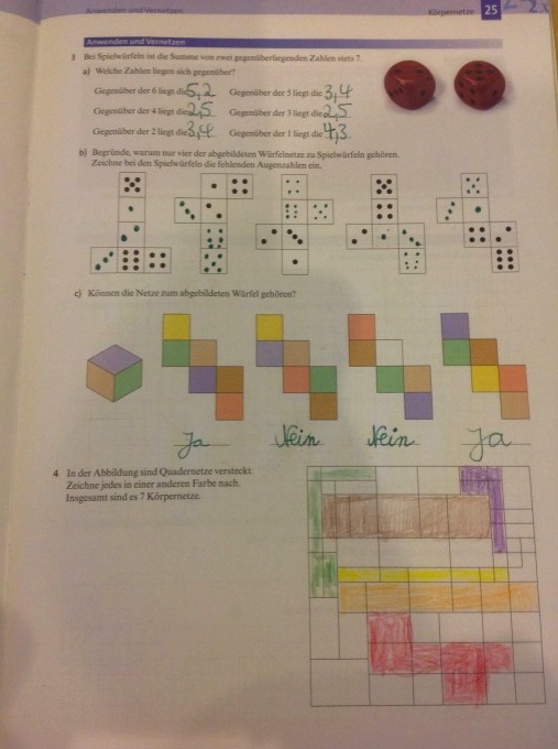Gegenüberliegende Zahlen von Spielwürfeln und Würfelnetze. | Mathelounge